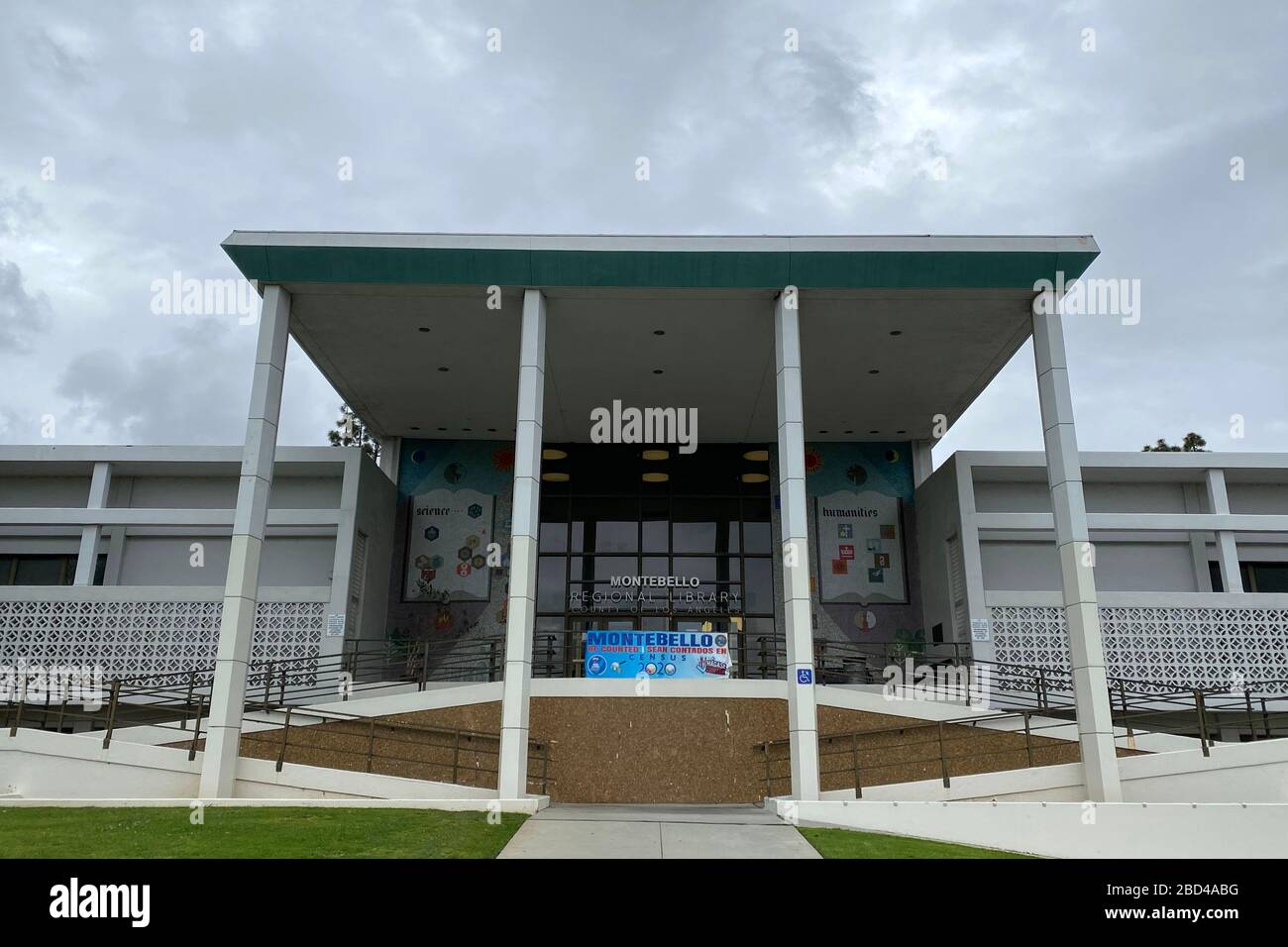 Personal library in home hi-res stock photography and images - Alamy