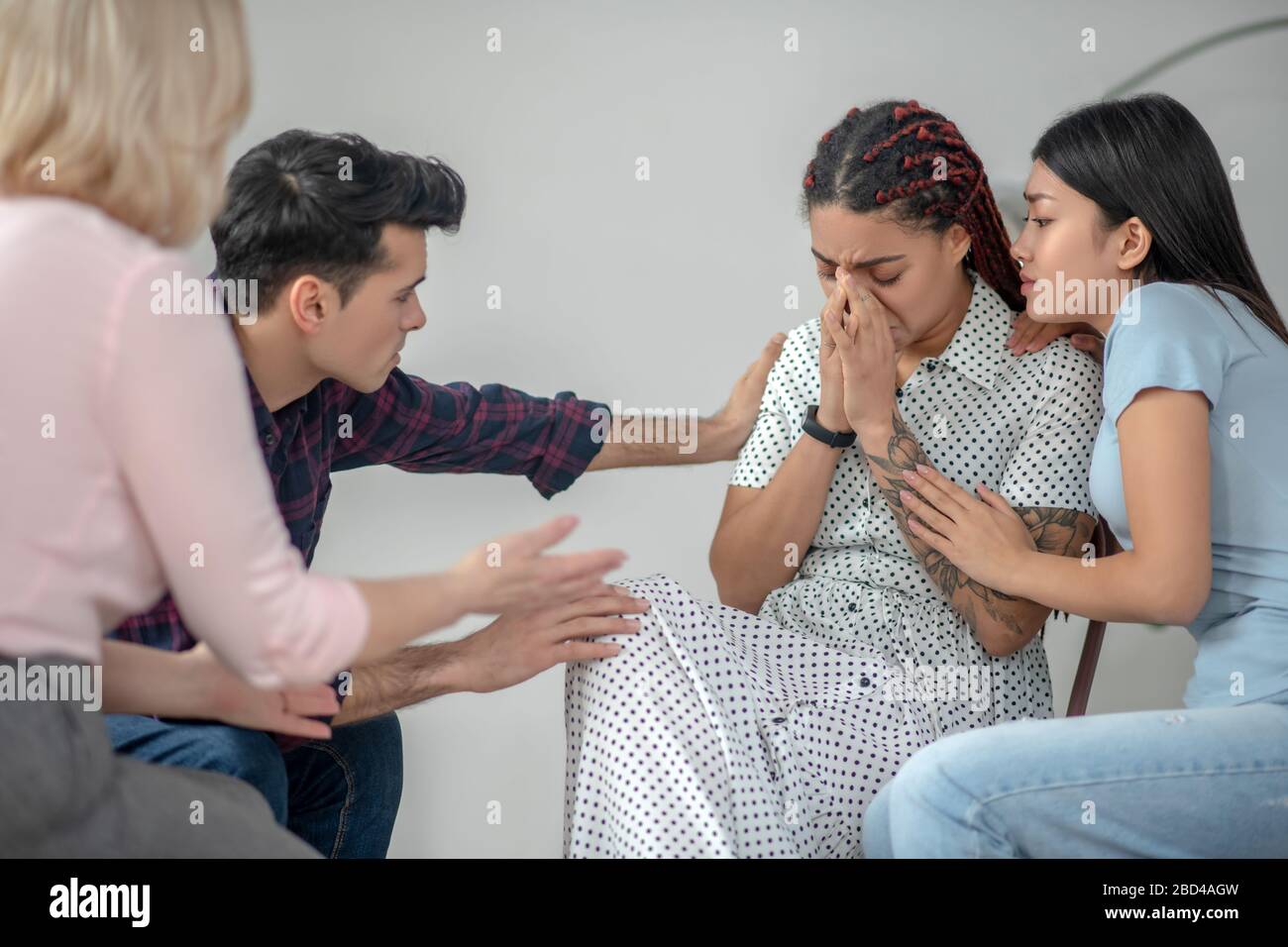 Group of people crying hi-res stock photography and images - Alamy