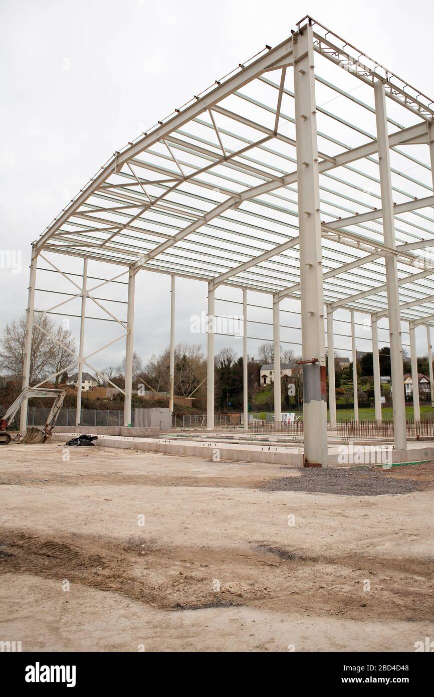 March 2008 - Frame of an industrial steel building Stock Photo - Alamy