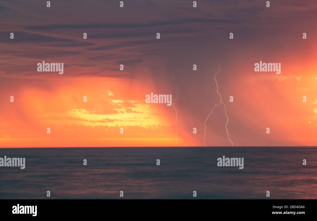 Lightning storm ocean hi-res stock photography and images - Alamy