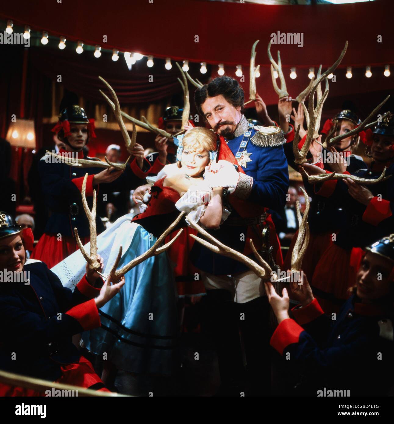 Deutsche Schauspieler Elke Aberle und Maxl Graf mit Ballettensemble ...