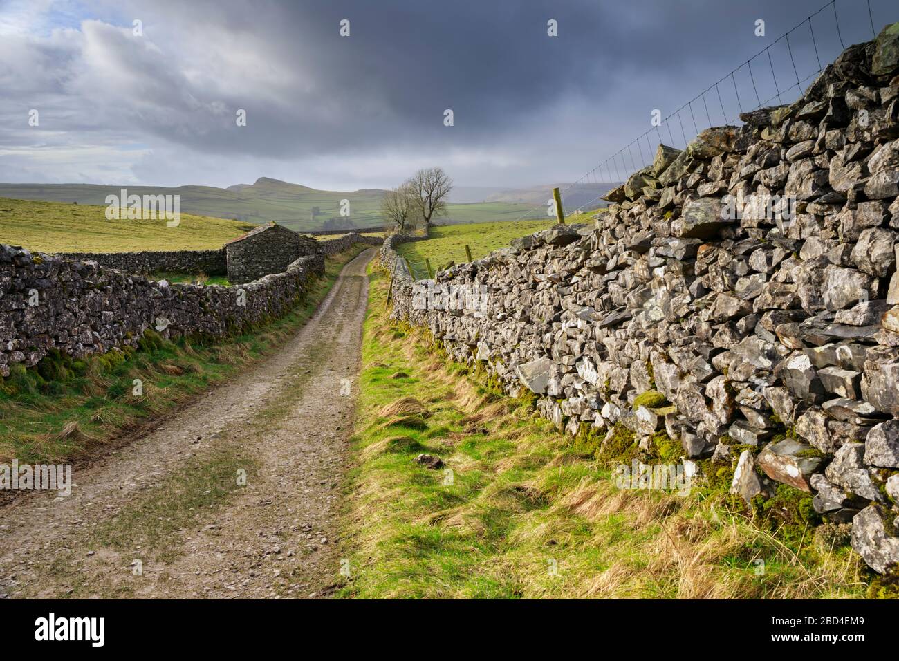 Goat Scar Lane in the Yorkshire Dales National Park with Smearsett and ...