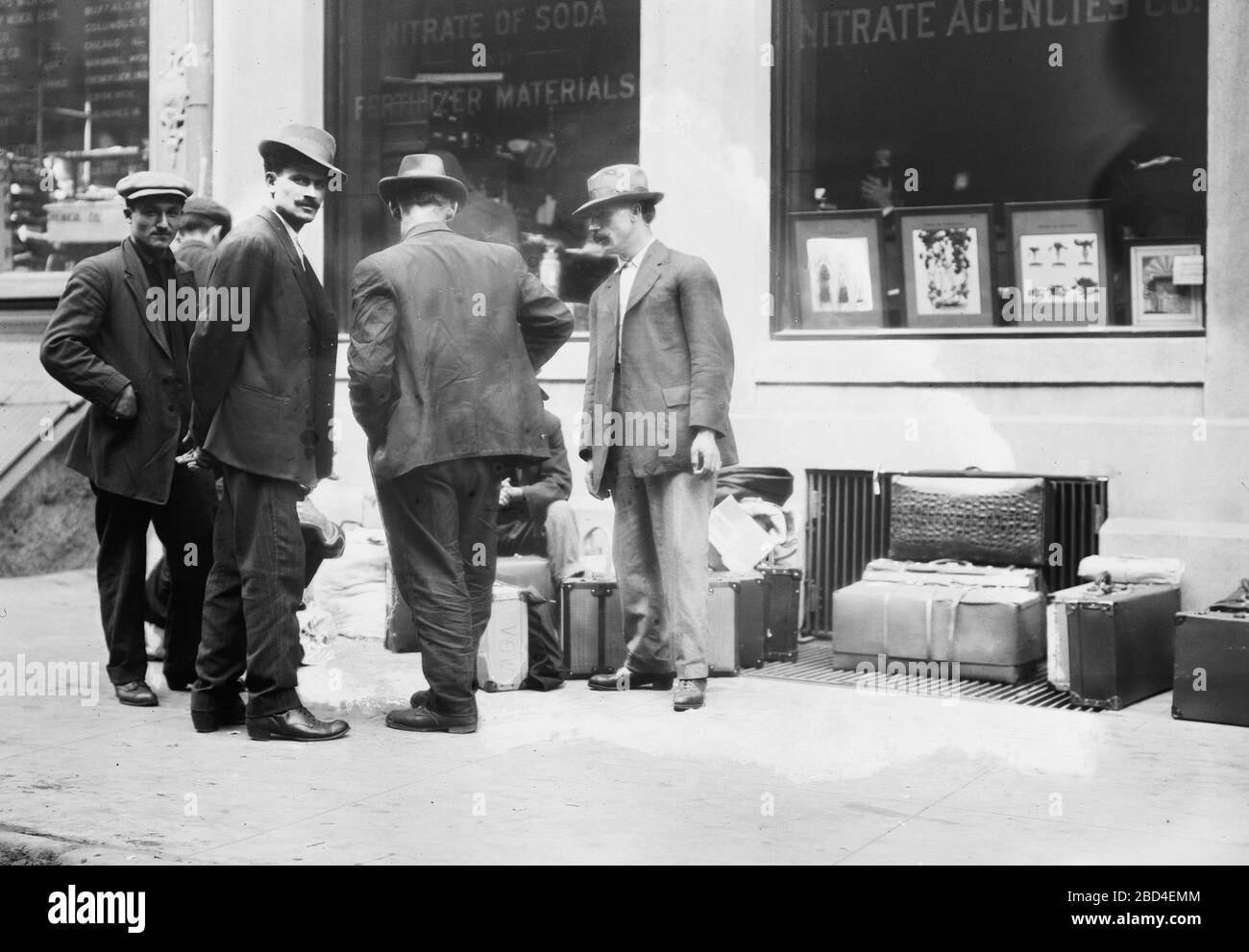 Immigrants 1910s new york hi-res stock photography and images - Alamy