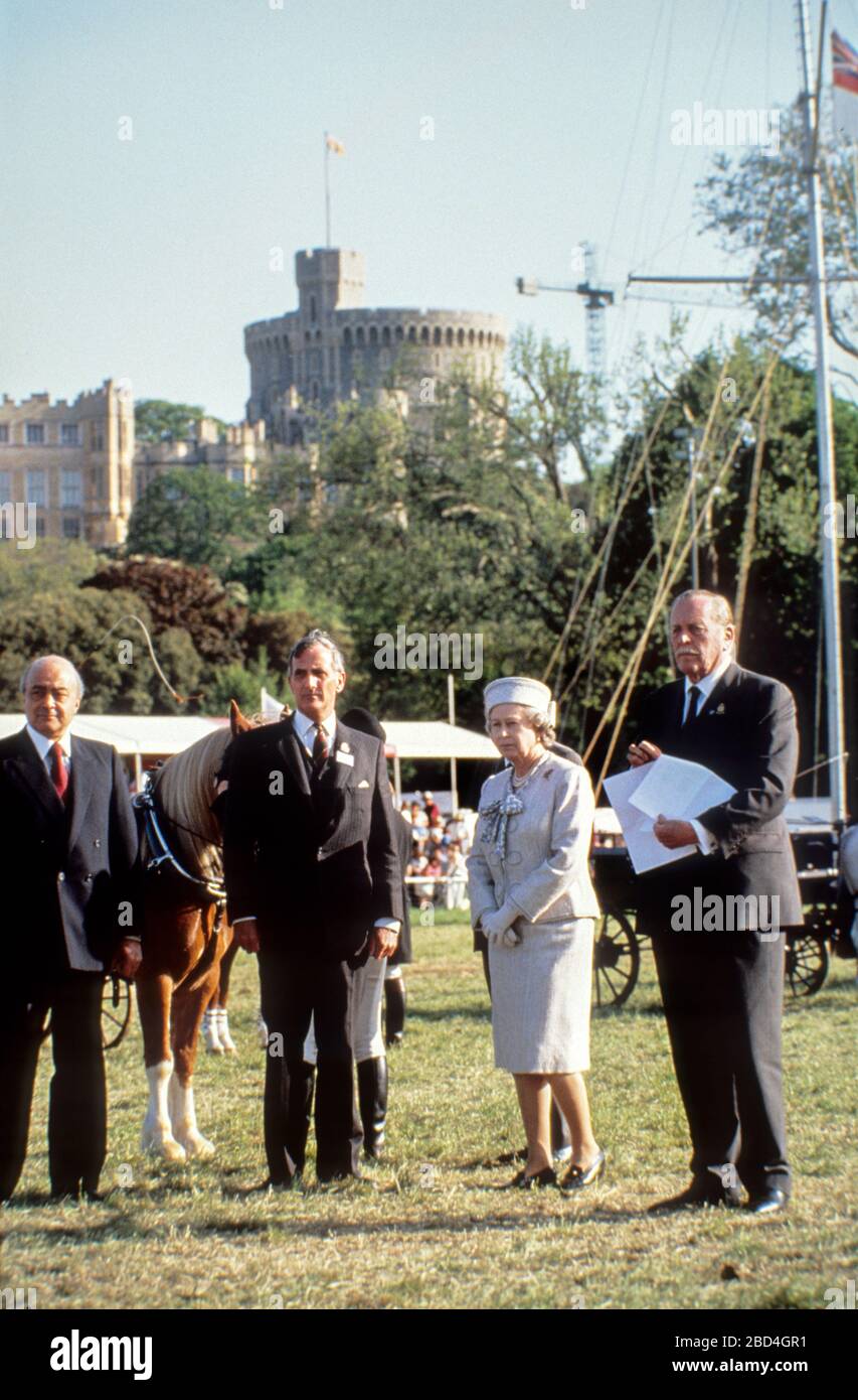 He presents queen elizabeth ii hi-res stock photography and images - Alamy
