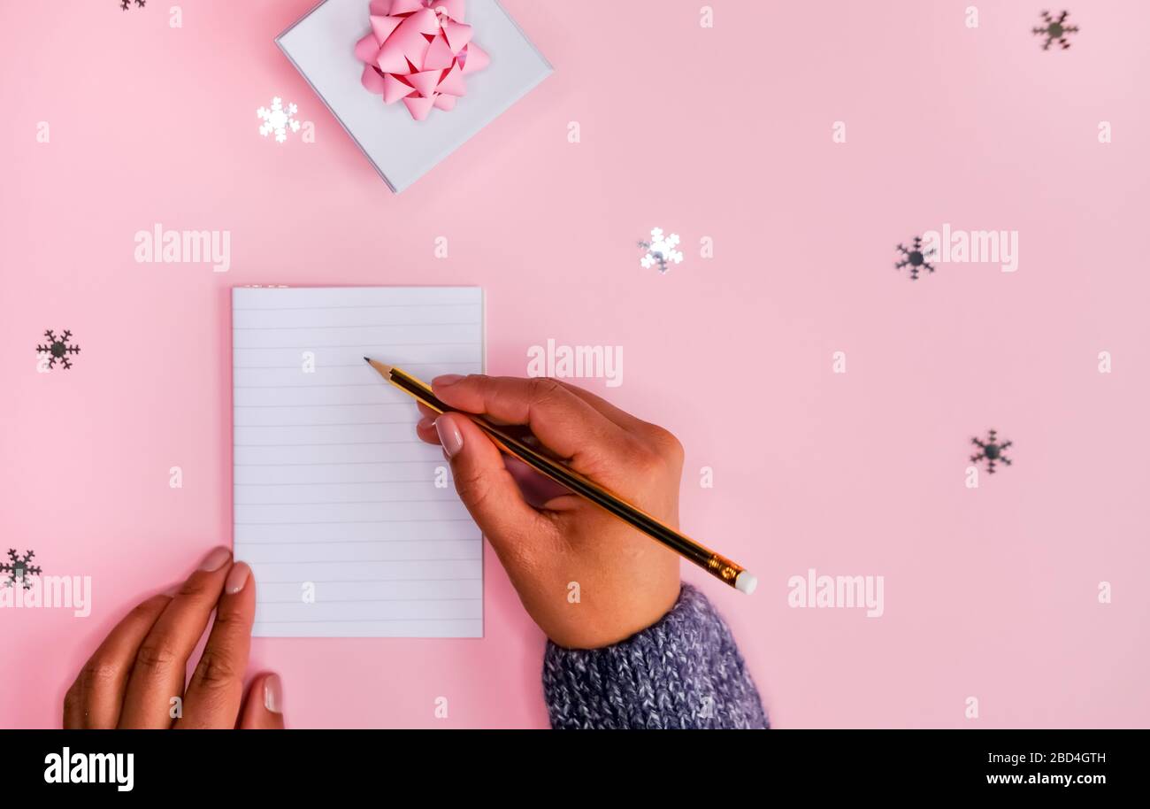 Notepad and woman's hand with pen Stock Photo - Alamy
