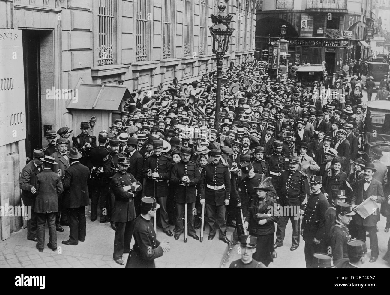 Paris crowd 1910s hi-res stock photography and images - Alamy