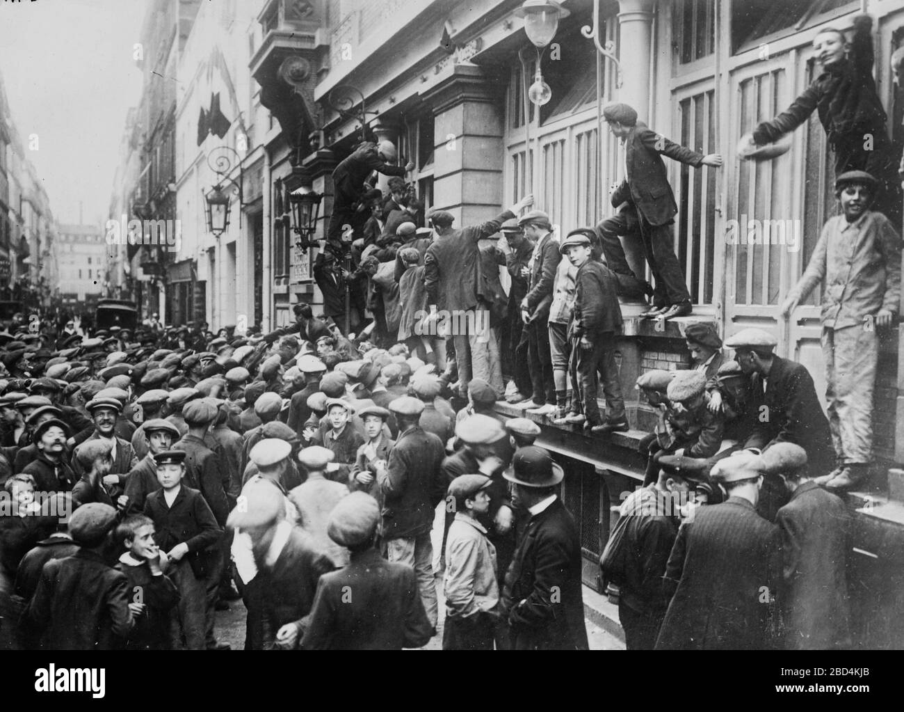 Newsboys waiting for news during the beginning of World War I, Paris ...