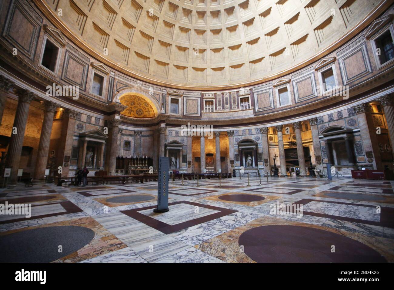 Rome, the Pantheon deserted for the 500 years since Raphael's death ...