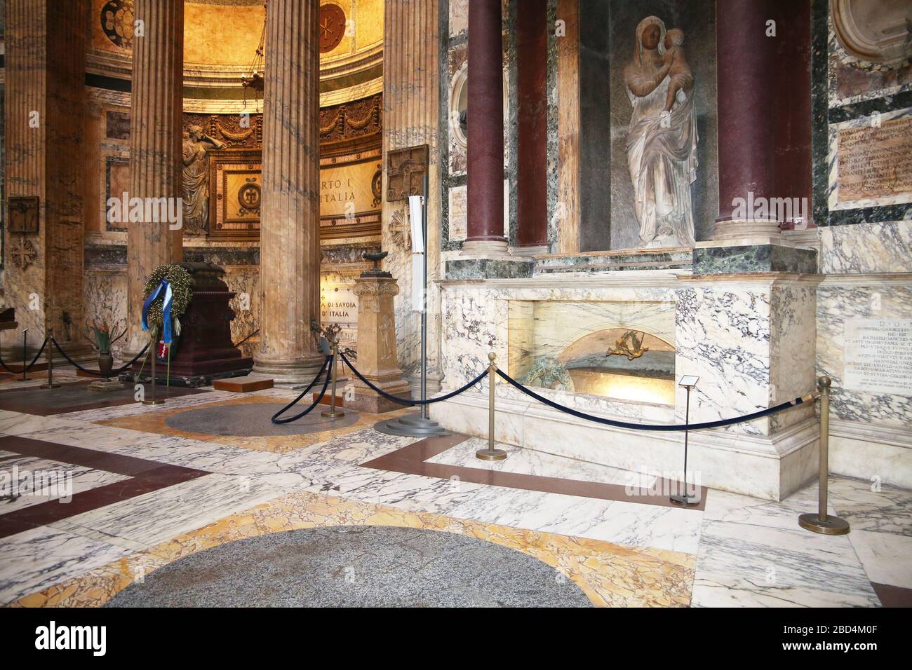 Rome, the Pantheon deserted for the 500 years since Raphael's death ...