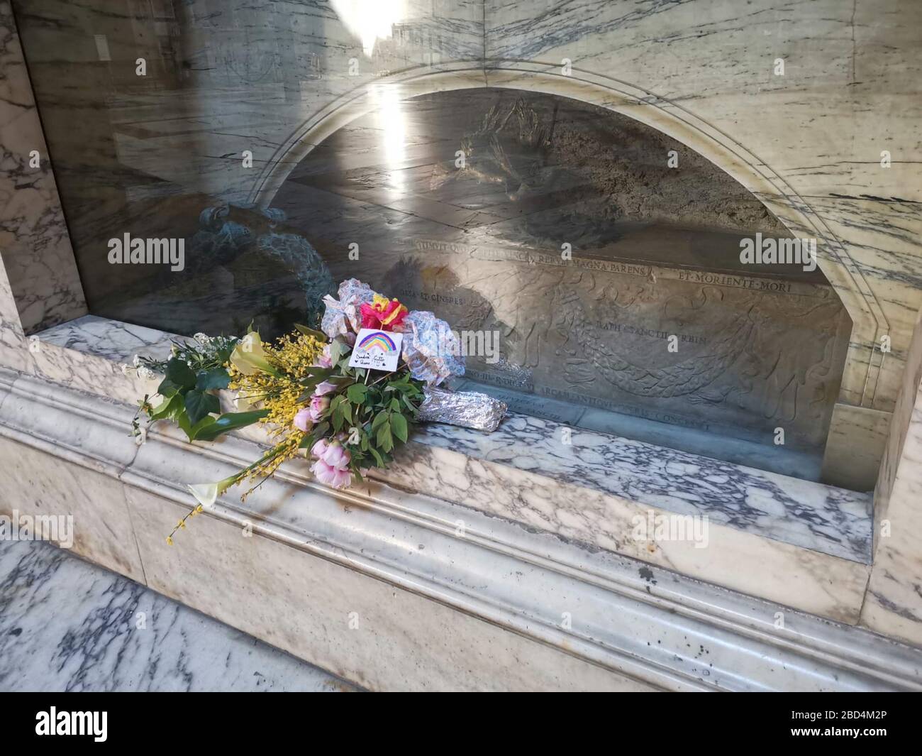 Rome, the Pantheon deserted for the 500 years since Raphael's death ...