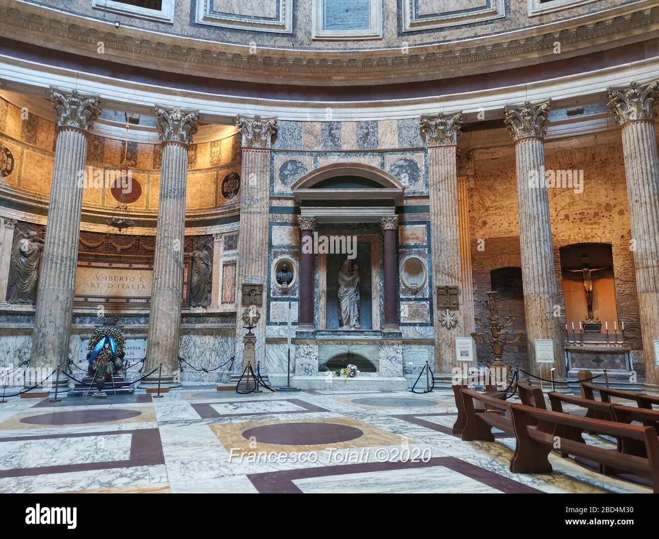 Rome, the Pantheon deserted for the 500 years since Raphael's death ...