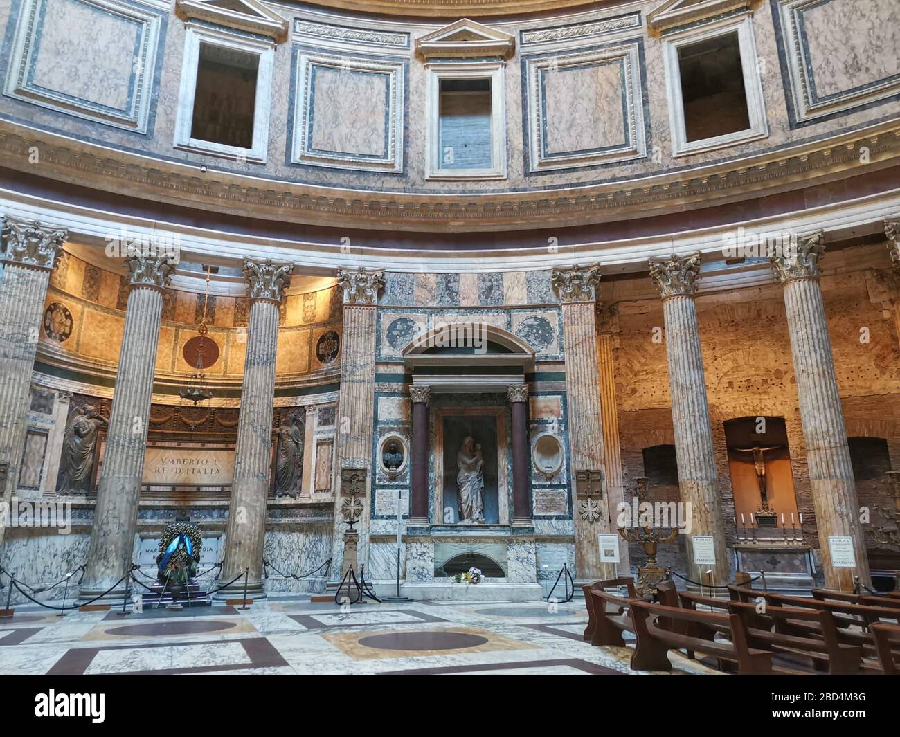 Rome, the Pantheon deserted for the 500 years since Raphael's death ...
