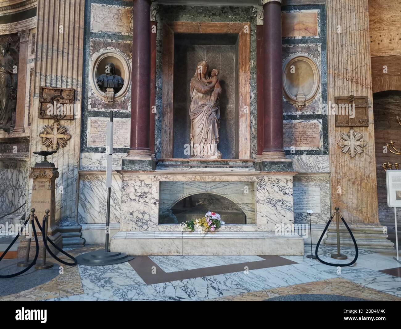 Rome, the Pantheon deserted for the 500 years since Raphael's death ...