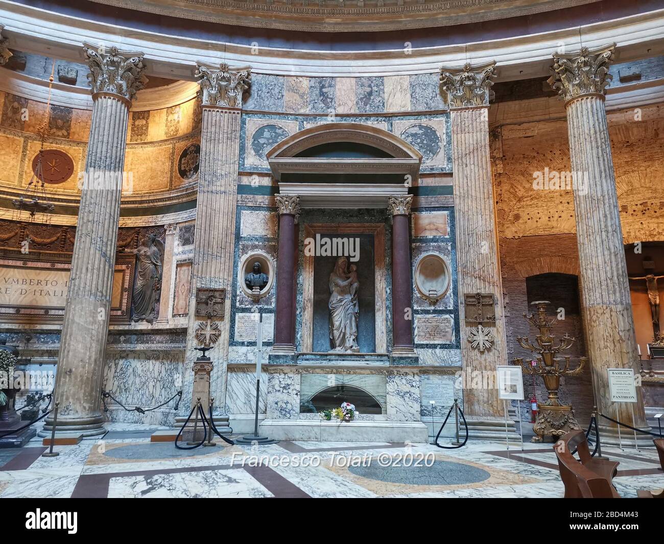 Rome, the Pantheon deserted for the 500 years since Raphael's death ...