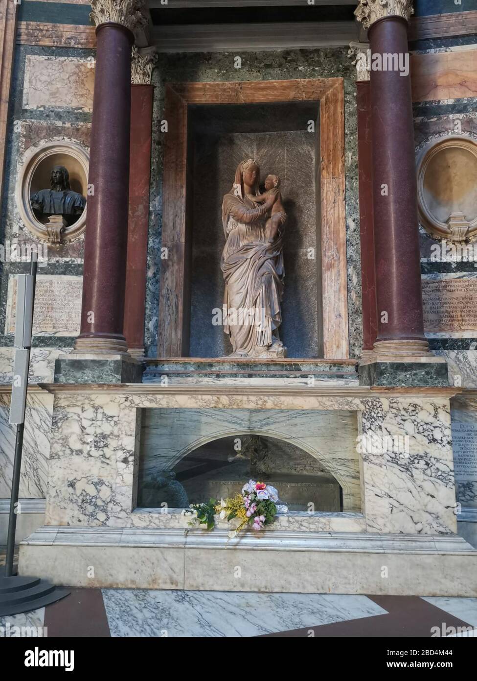 Rome, the Pantheon deserted for the 500 years since Raphael's death ...