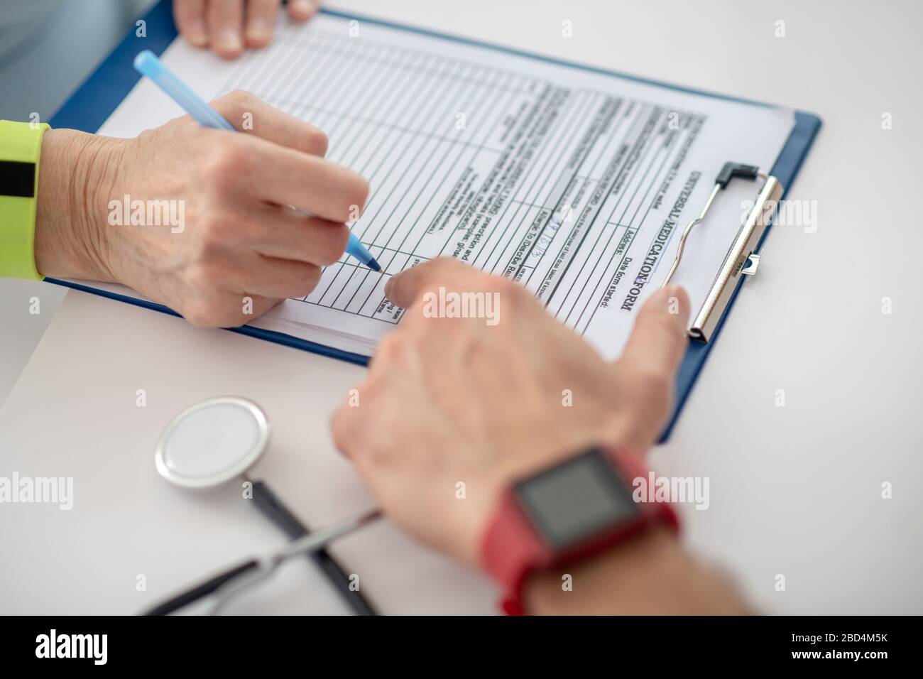 Doctor writing notes table hi-res stock photography and images - Alamy
