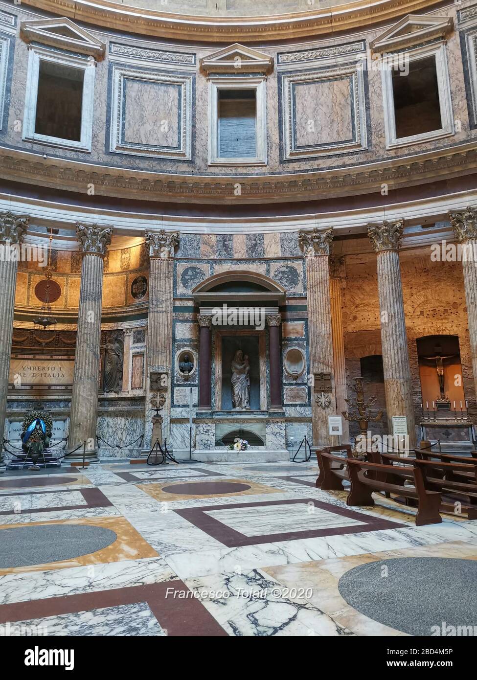 Rome, the Pantheon deserted for the 500 years since Raphael's death ...
