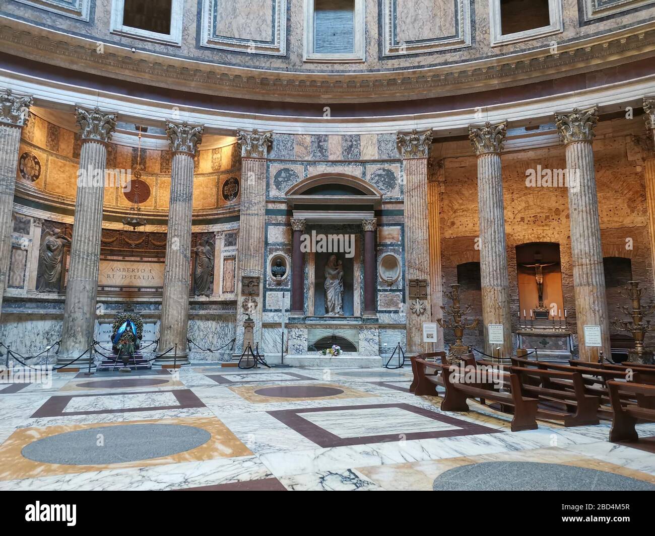 Rome, the Pantheon deserted for the 500 years since Raphael's death ...