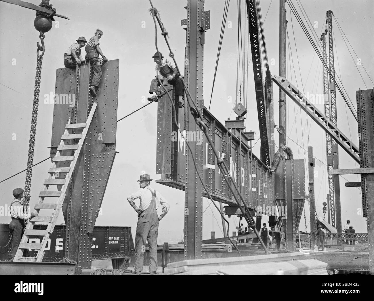 Putting 46 ton girder in place Consolidated Gas Company building, 15th ...