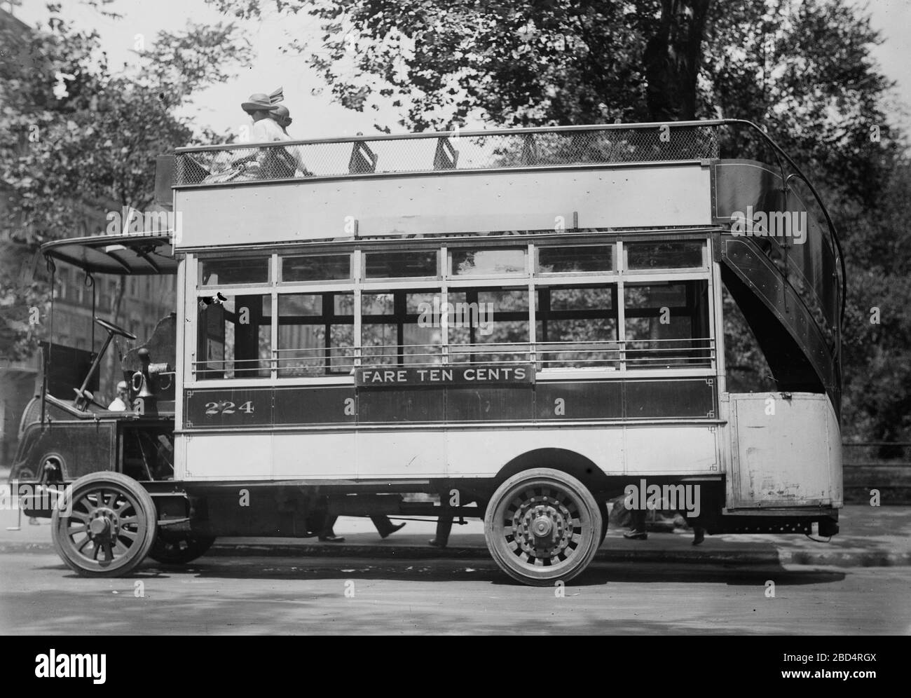 Double-decker bus on Fifth Avenue, New York City ca. 1910-1915 Stock ...