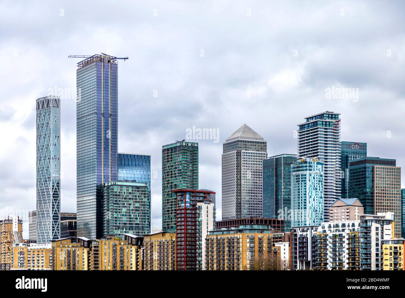 Skyline of skyscrapers in Canary Wharf from left Newfoundland Quay ...