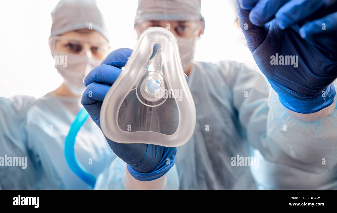 The doctor puts on an oxygen mask for anesthesia. Focused in oxygen ...