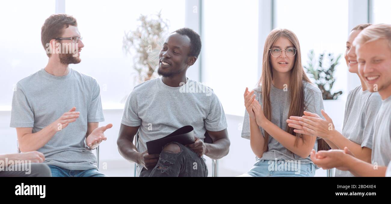 group of young people applauding the coach after class Stock Photo - Alamy
