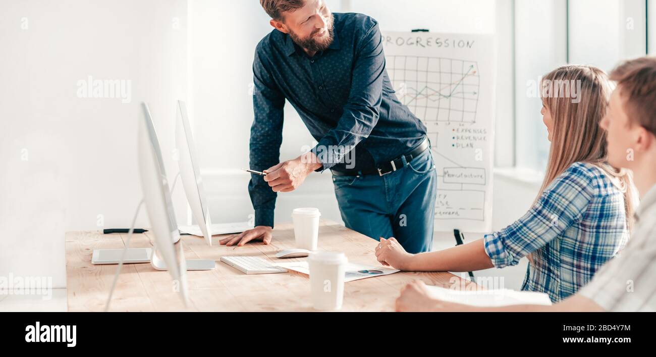 project Manager explaining to the team his ideas Stock Photo - Alamy
