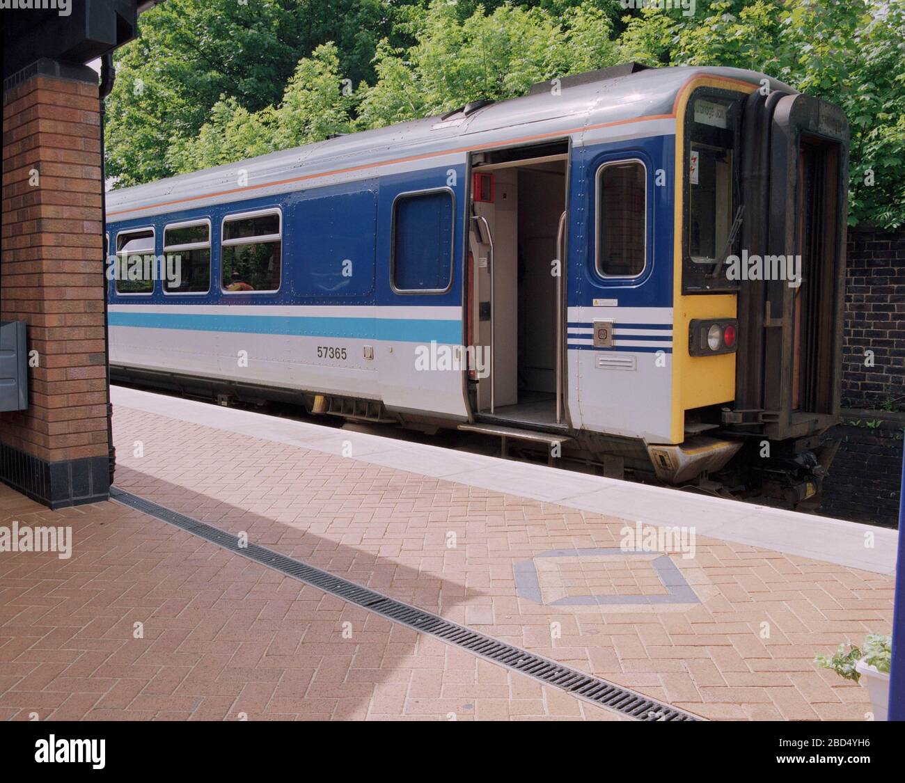 Railway passengers at stourbridge station hi-res stock photography and ...