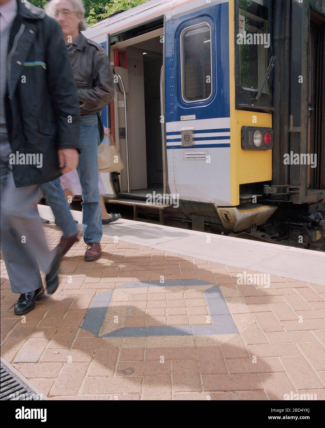 Railway passengers at stourbridge station hi-res stock photography and ...