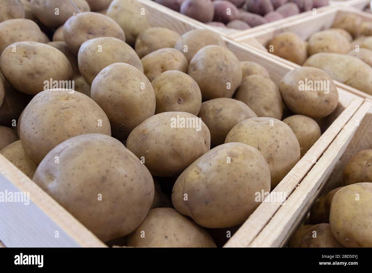 Selected potato tubers on store counter. Vegetables Stock Photo - Alamy