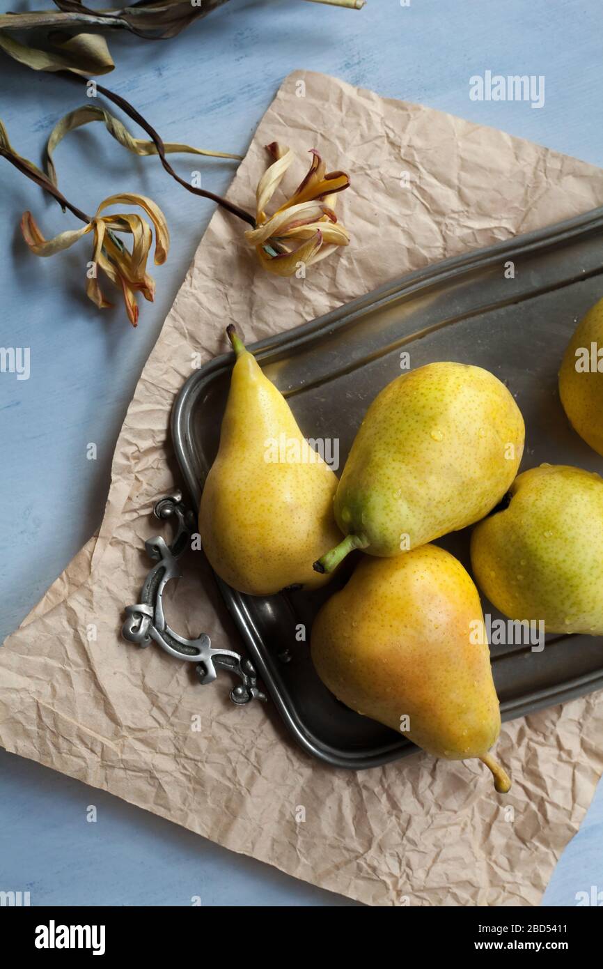 Tray dry flowers hi-res stock photography and images - Alamy