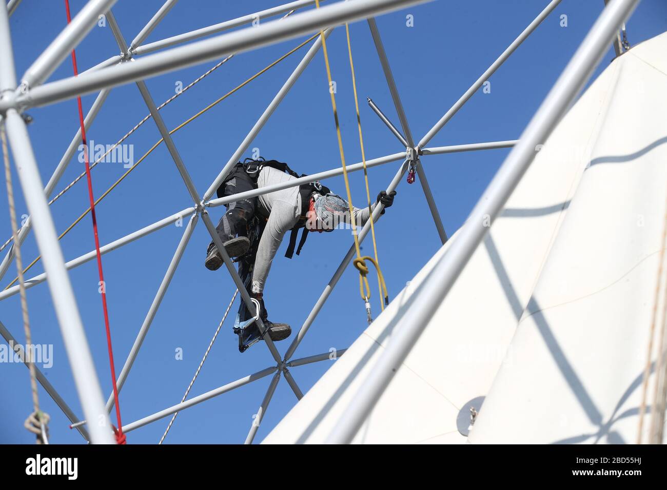 Gera, Germany. 07th Apr, 2020. Industrial climber Dimitrie Dill works ...