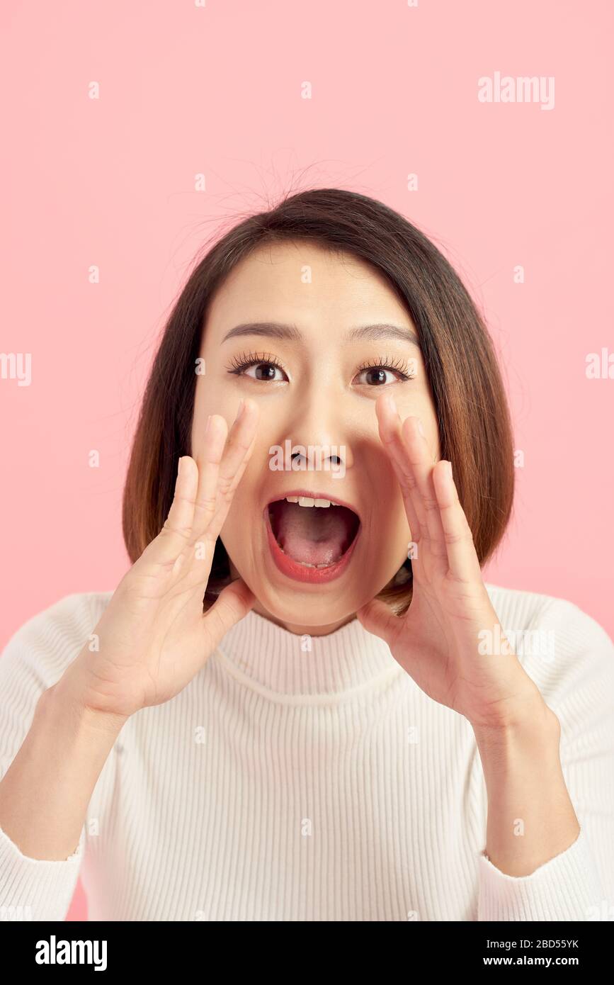 Portrait woman shouting over pink background Stock Photo - Alamy