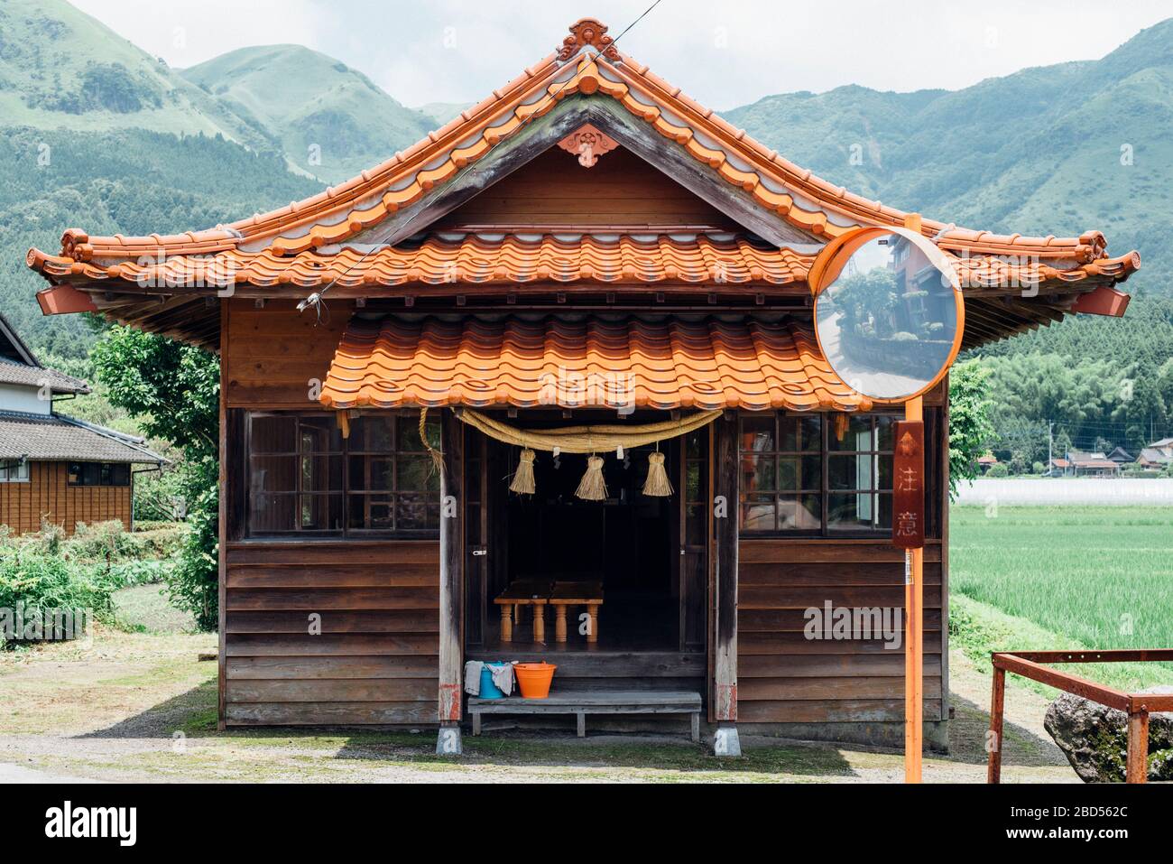 Shinto shrine ritual hi-res stock photography and images - Alamy