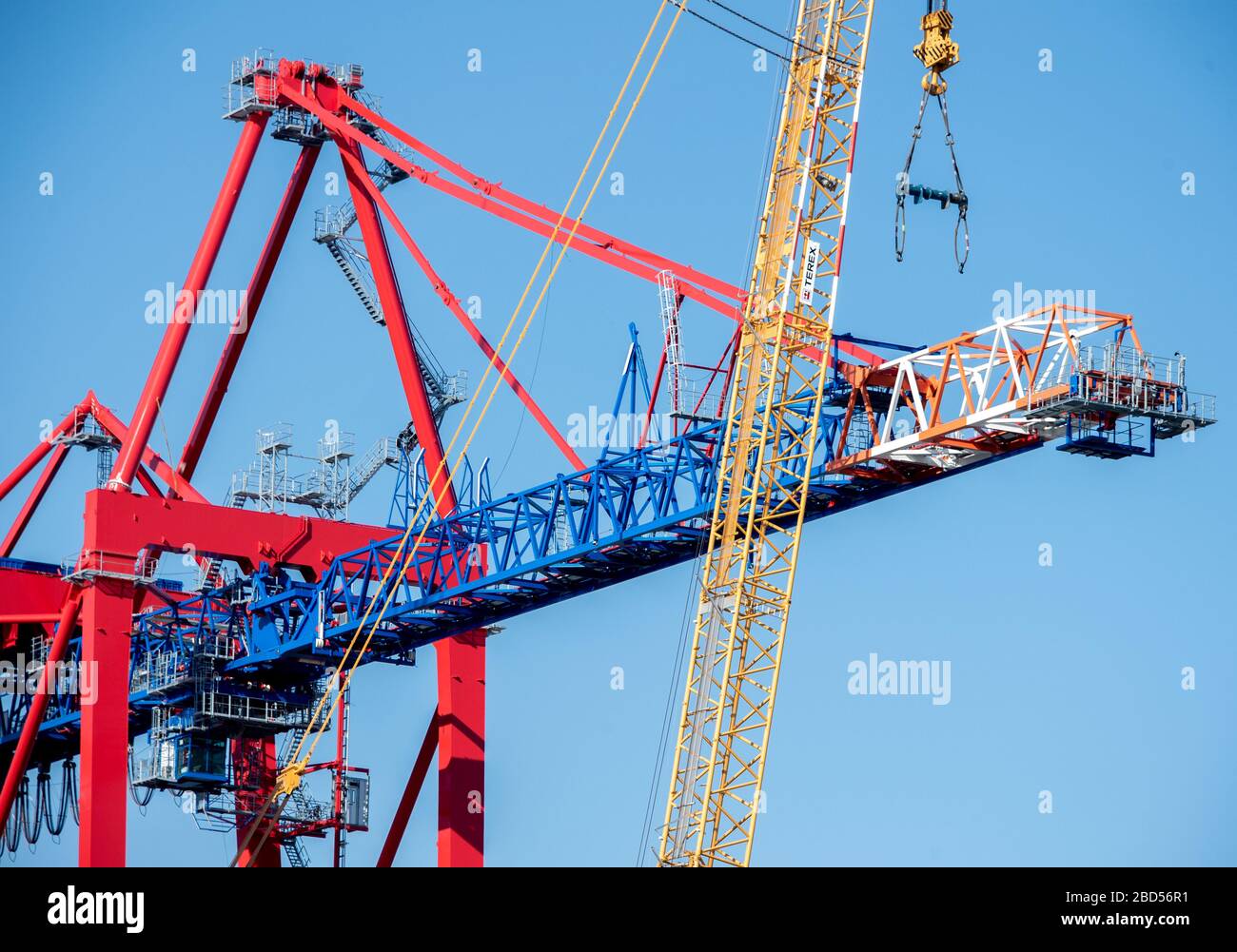Floating gantry crane hi-res stock photography and images - Alamy