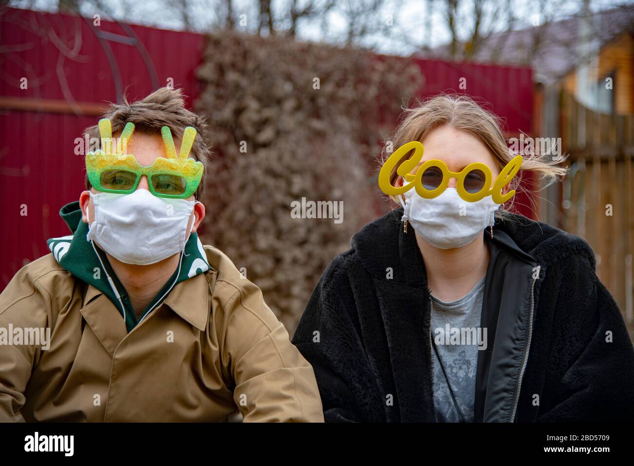 Two people wearing masks sunglasses hi-res stock photography and images ...