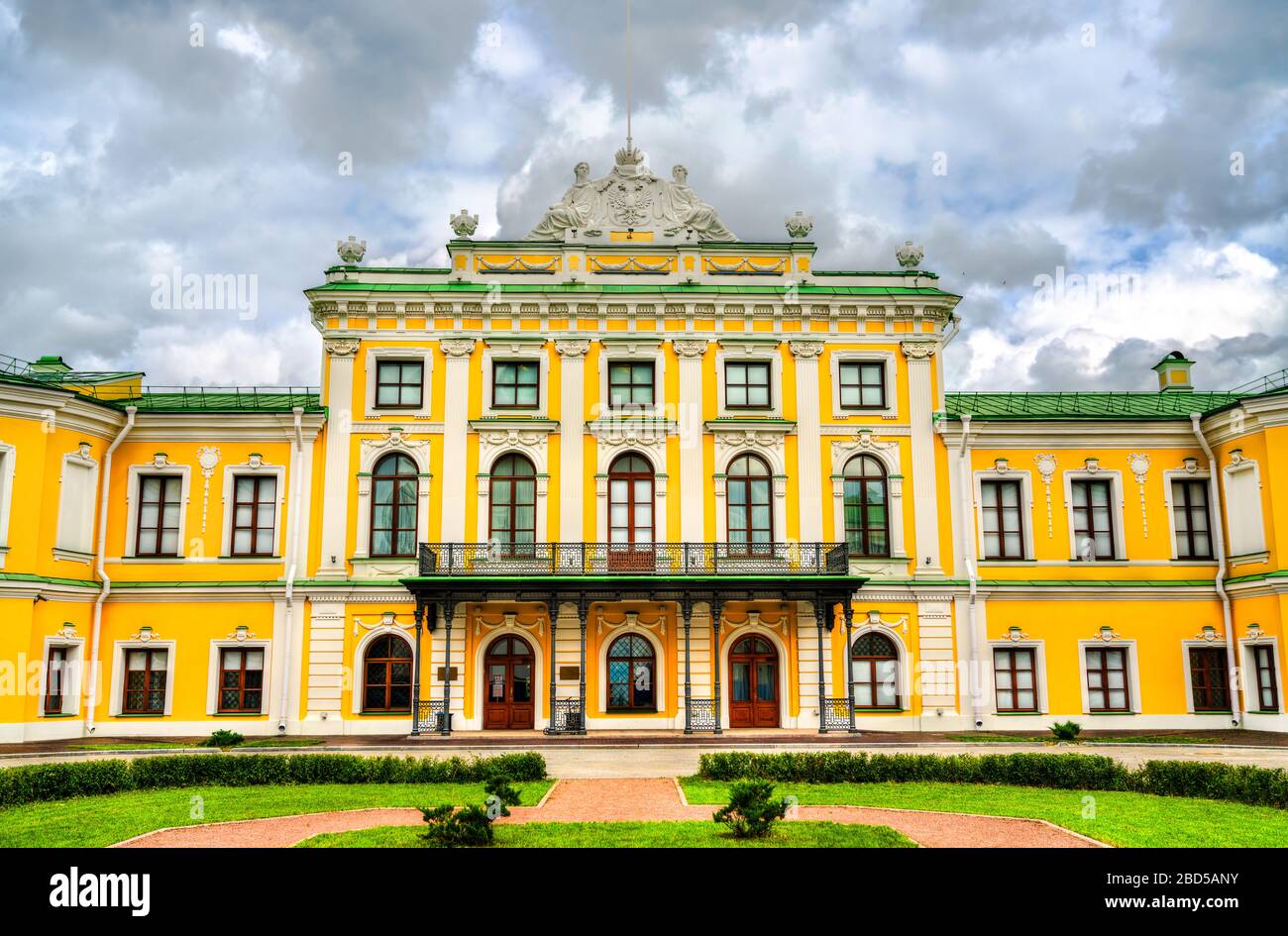 Entrance art gallery palace hi-res stock photography and images - Alamy