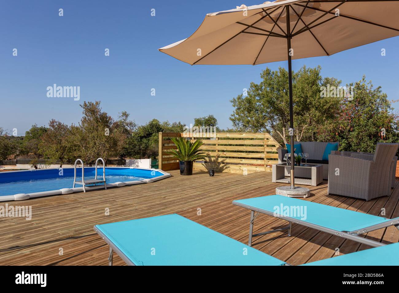 Luxury hotel pool side hi-res stock photography and images - Alamy