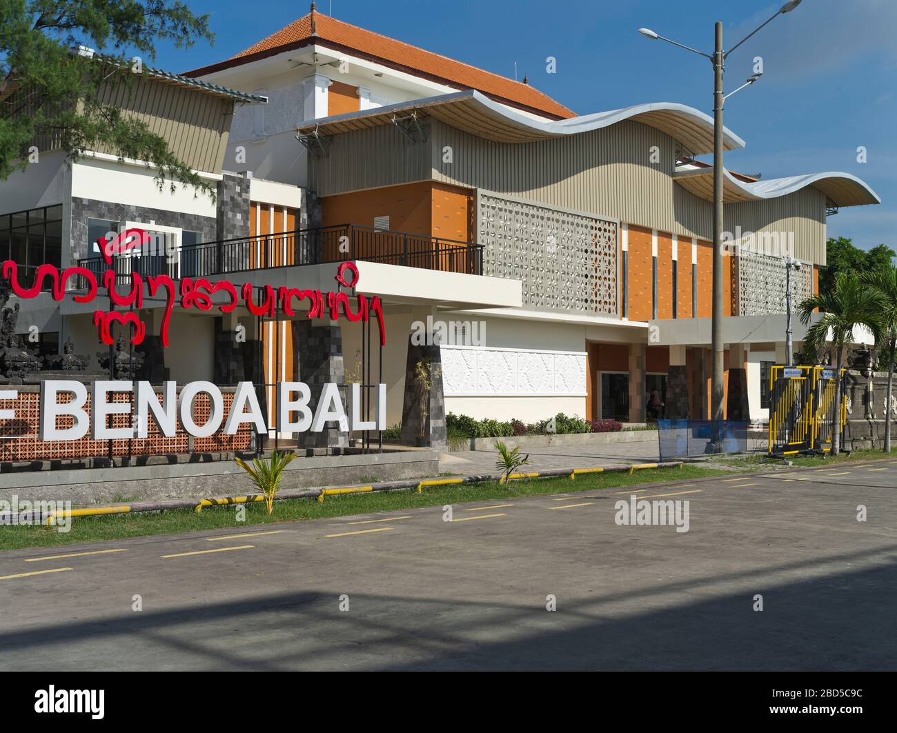 Multi language signs hi-res stock photography and images - Alamy