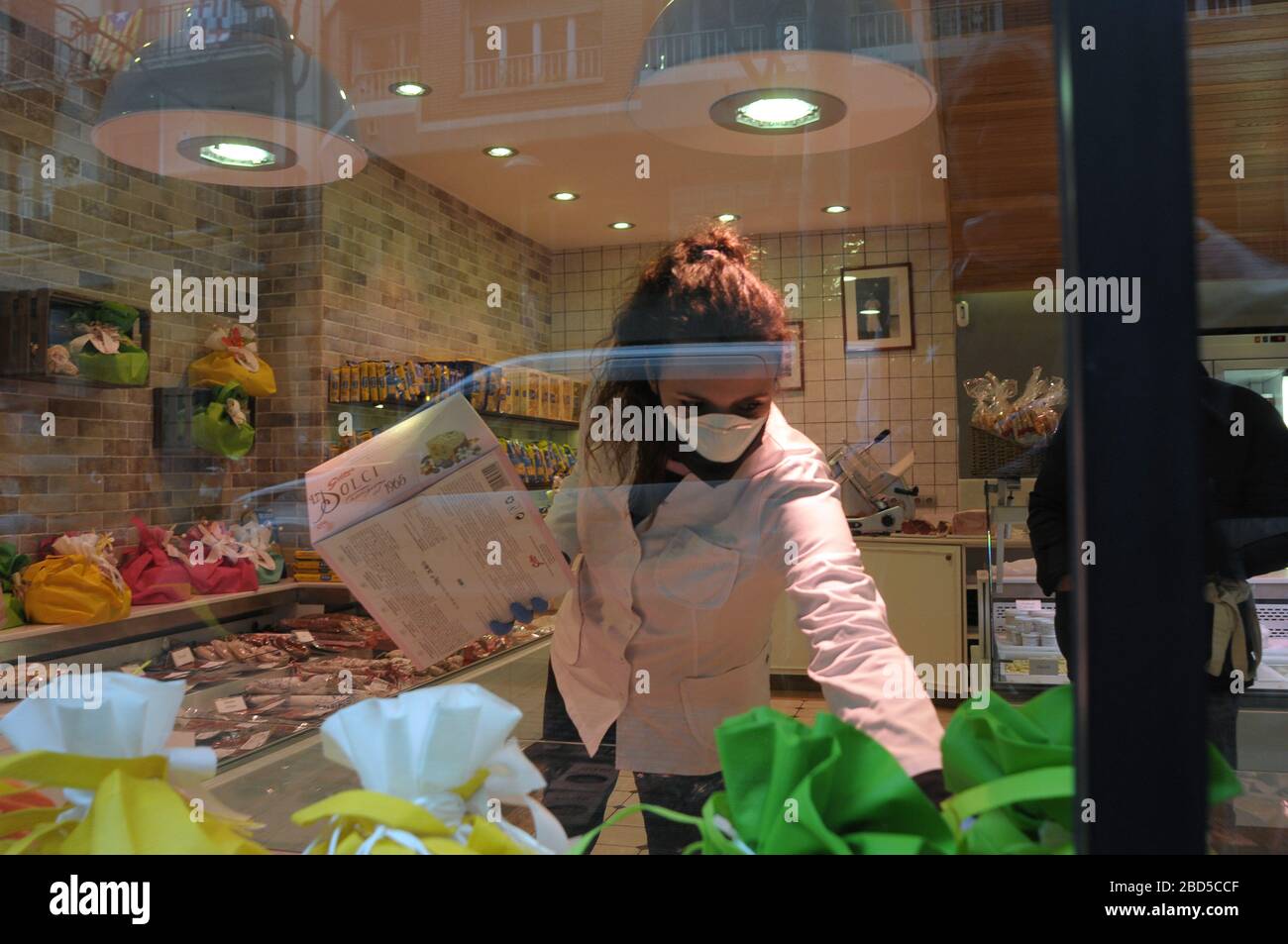 Shop assistant with mask hi-res stock photography and images - Alamy
