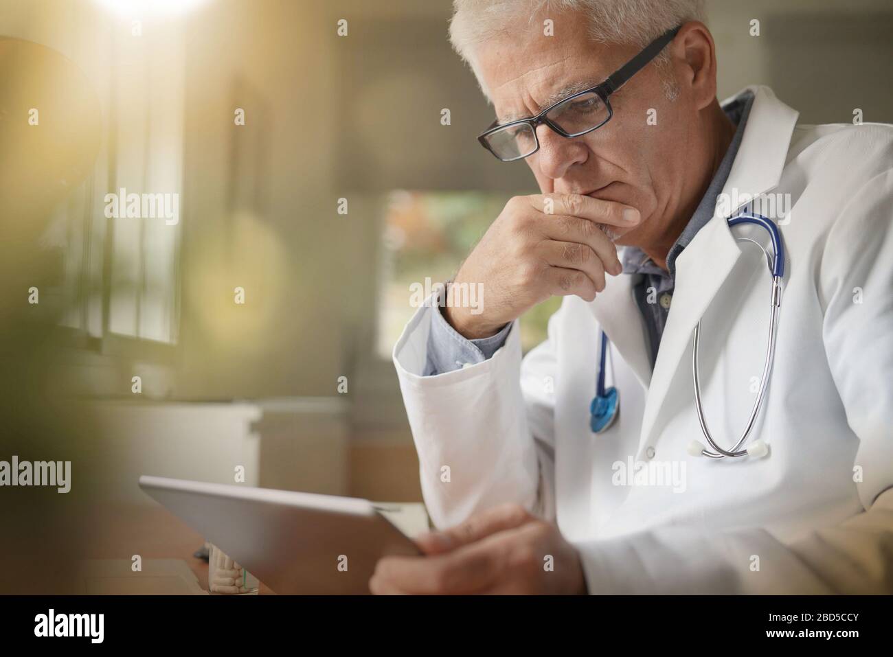Digital doctor community hi-res stock photography and images - Alamy