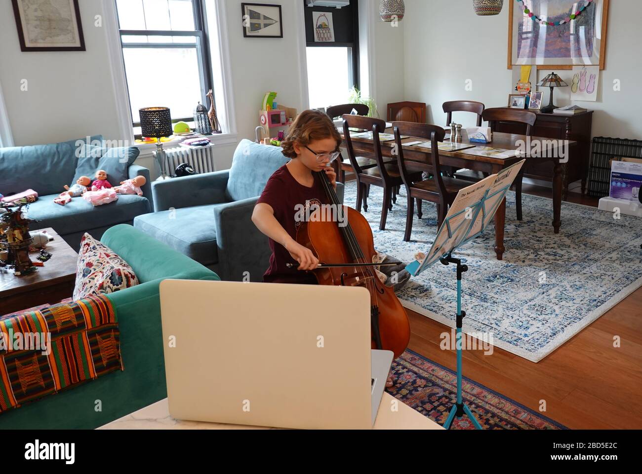 Learning the cello hi-res stock photography and images - Alamy
