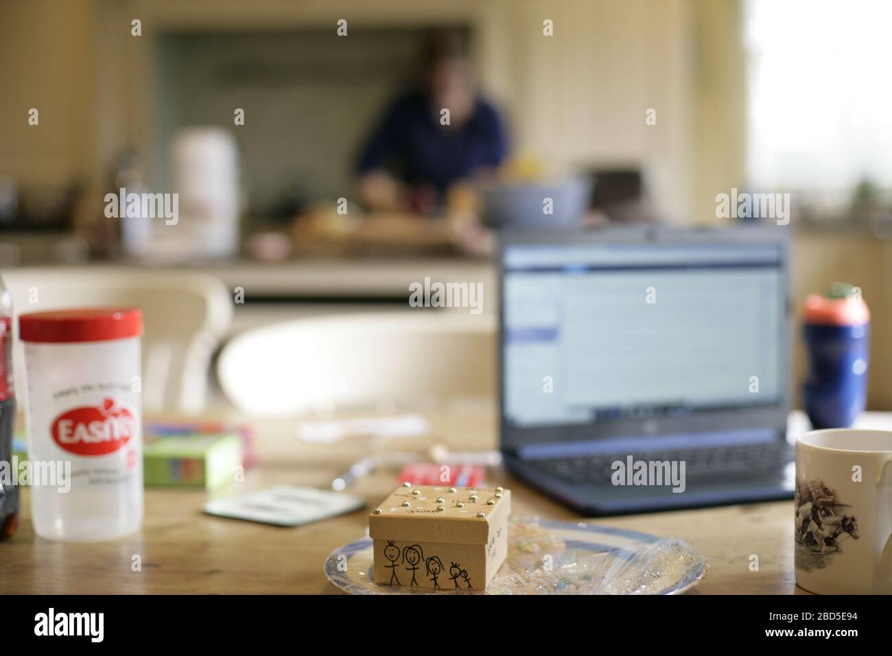 Family cooking during lockdown hi-res stock photography and images - Alamy