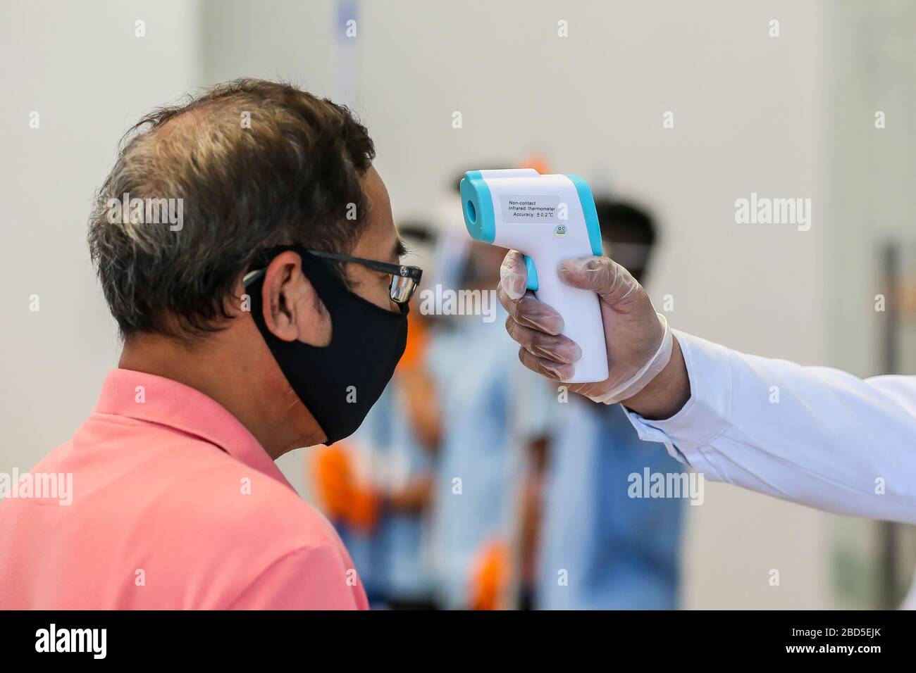 Manila, Philippines. 7th Apr, 2020. A man's body temperature is checked ...