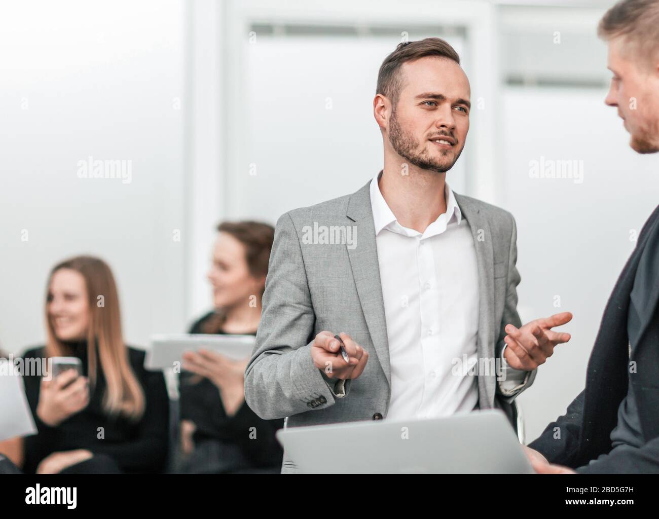 Serious dialogue hi-res stock photography and images - Alamy