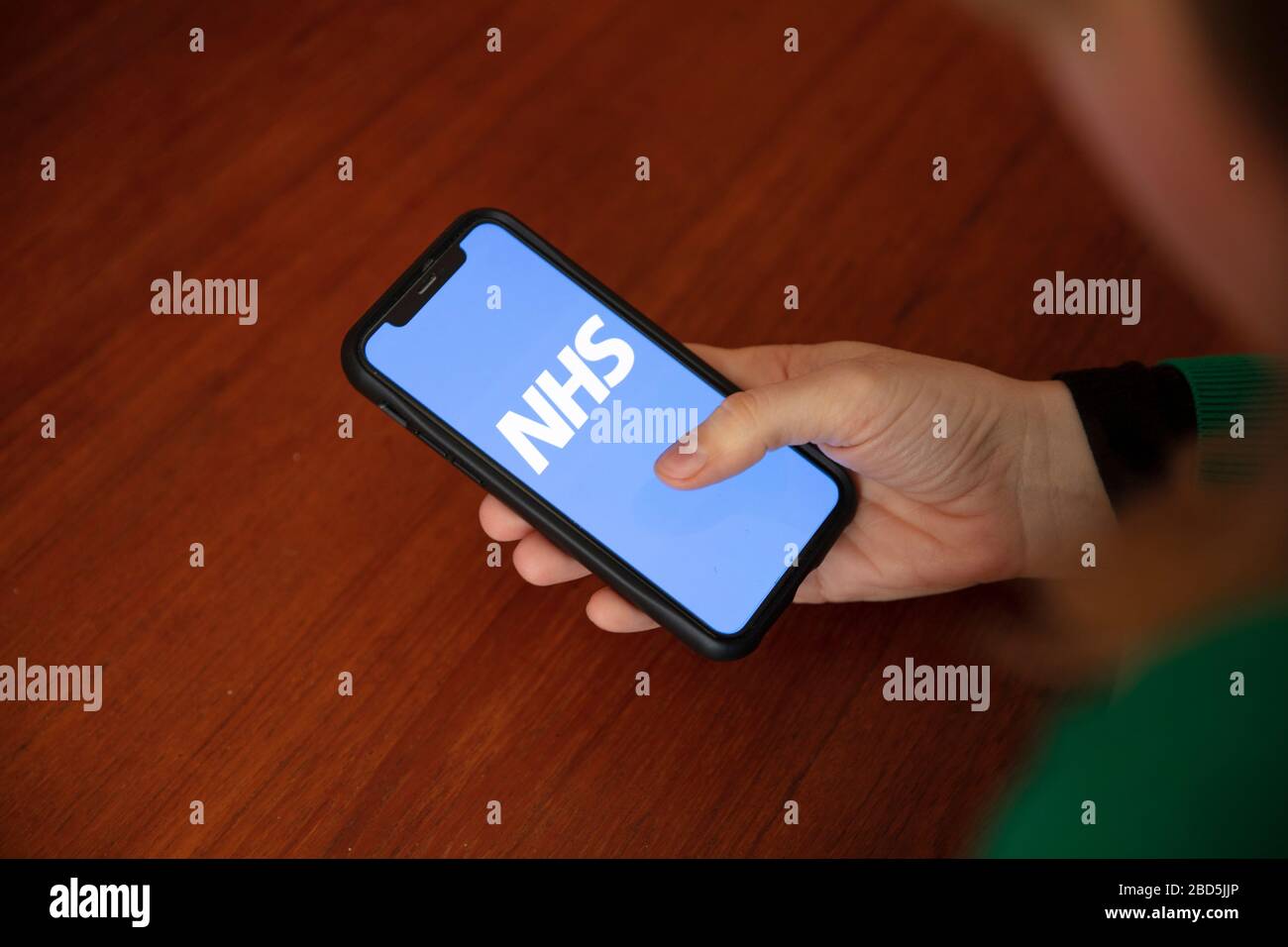 Using the nhs website hi-res stock photography and images - Alamy