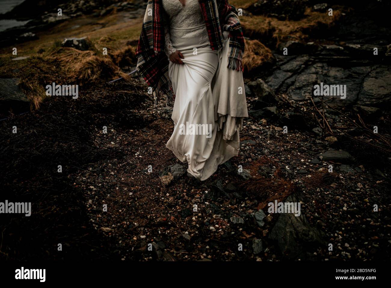 Scottish bride walking Stock Photo - Alamy