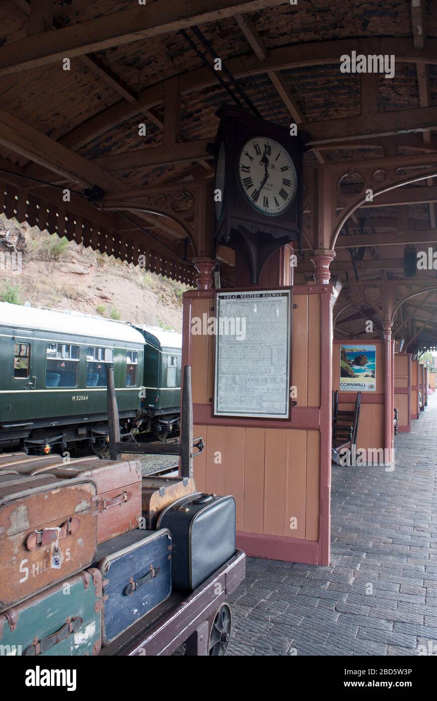 Victorian station platform clock hi-res stock photography and images ...