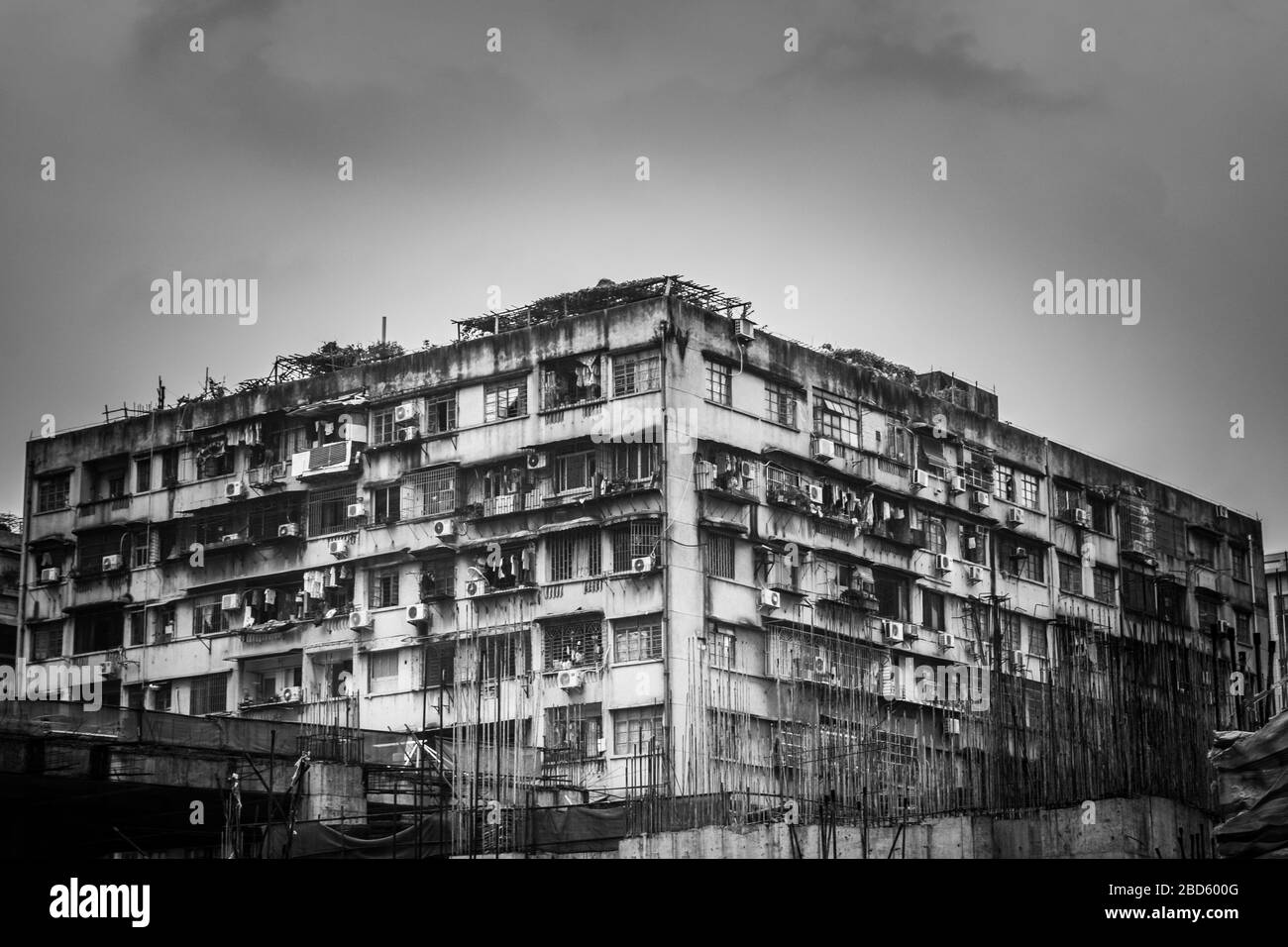 GUANGZHOU, CHINA, 18 NOVEMBER 2019: Crumbling, old and ugly building in ...